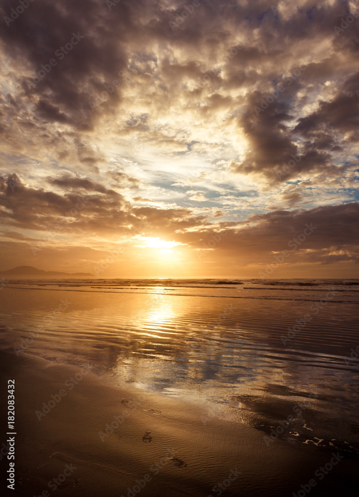 Nascer do sol na praia Stock Photo | Adobe Stock