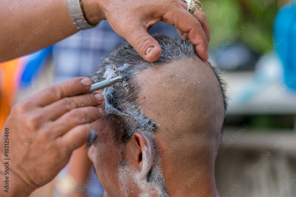 Foto Stock Buddhist monks shave their hair to be ordained a priest ...