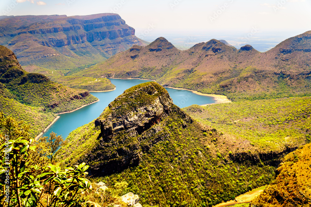 Foto de Mountains surrounding the Blyde River Dam in the Blyde River ...