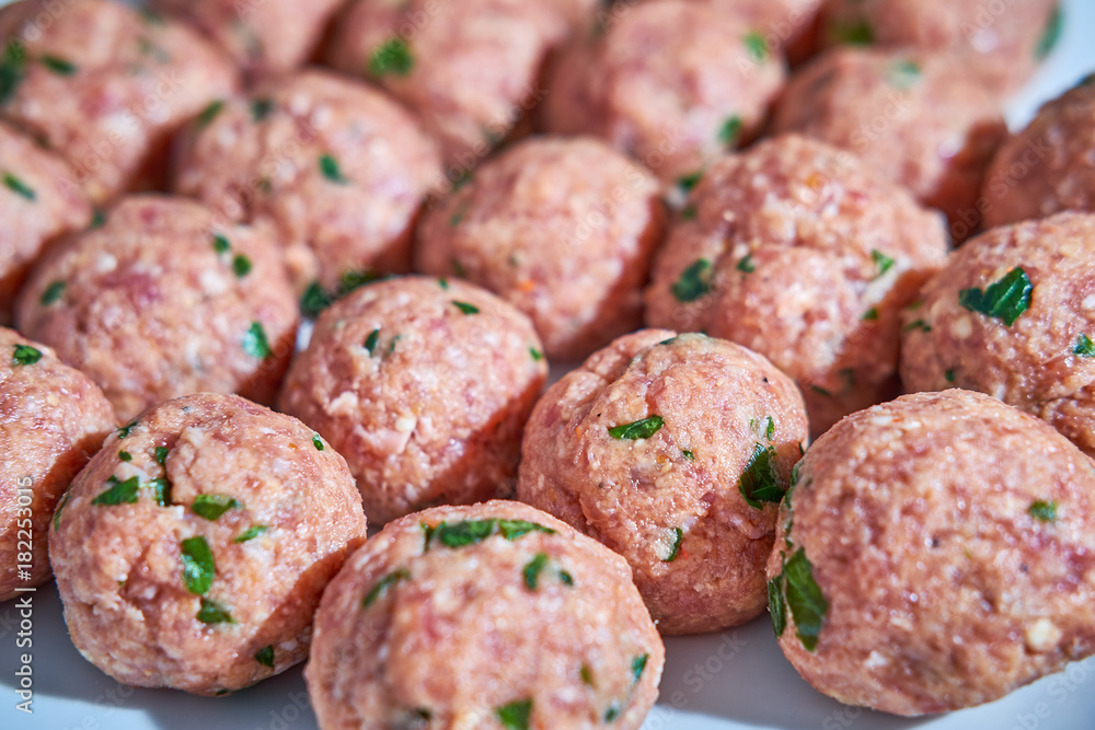Polpette di carne, pronte per la cottura Stock Photo | Adobe Stock