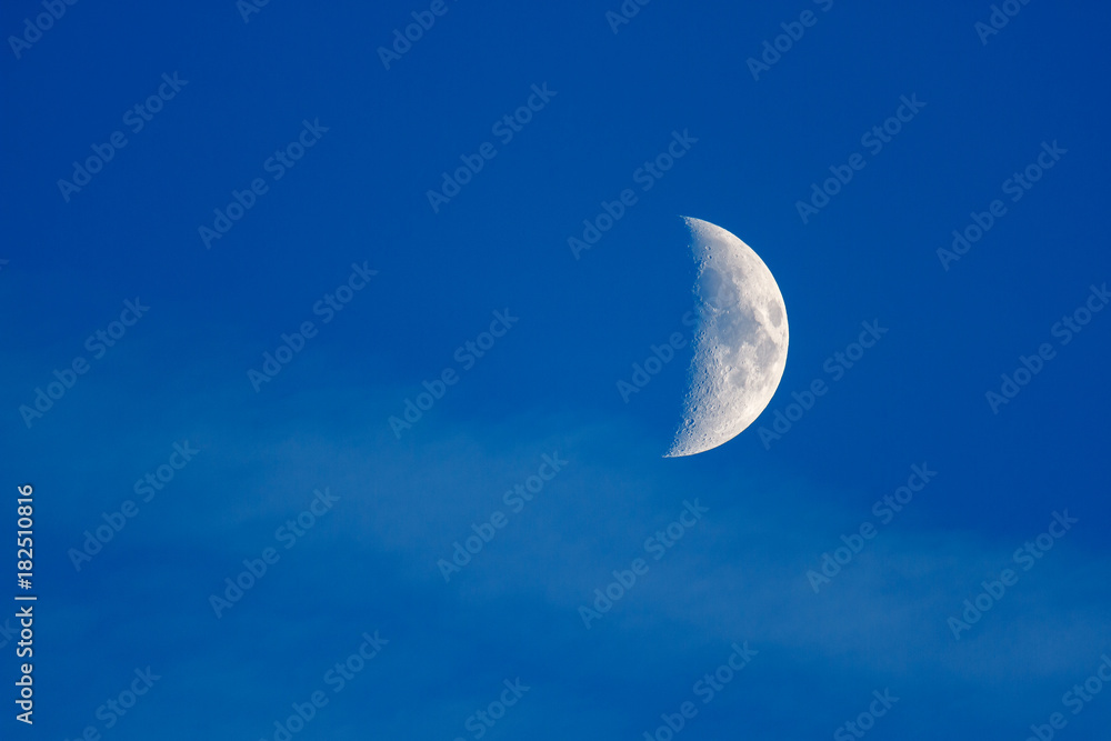 Fase de la luna en cuarto creciente. Stock Photo | Adobe Stock
