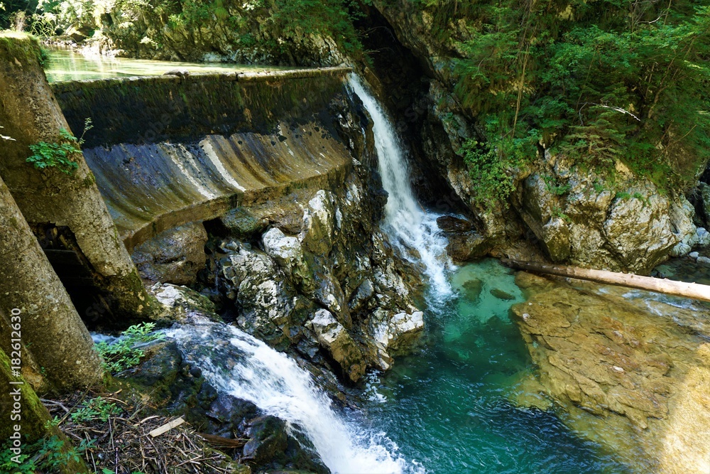 Wasserfall in der Vintgar Klamm mit kristall klarem Wasser Stock Photo ...