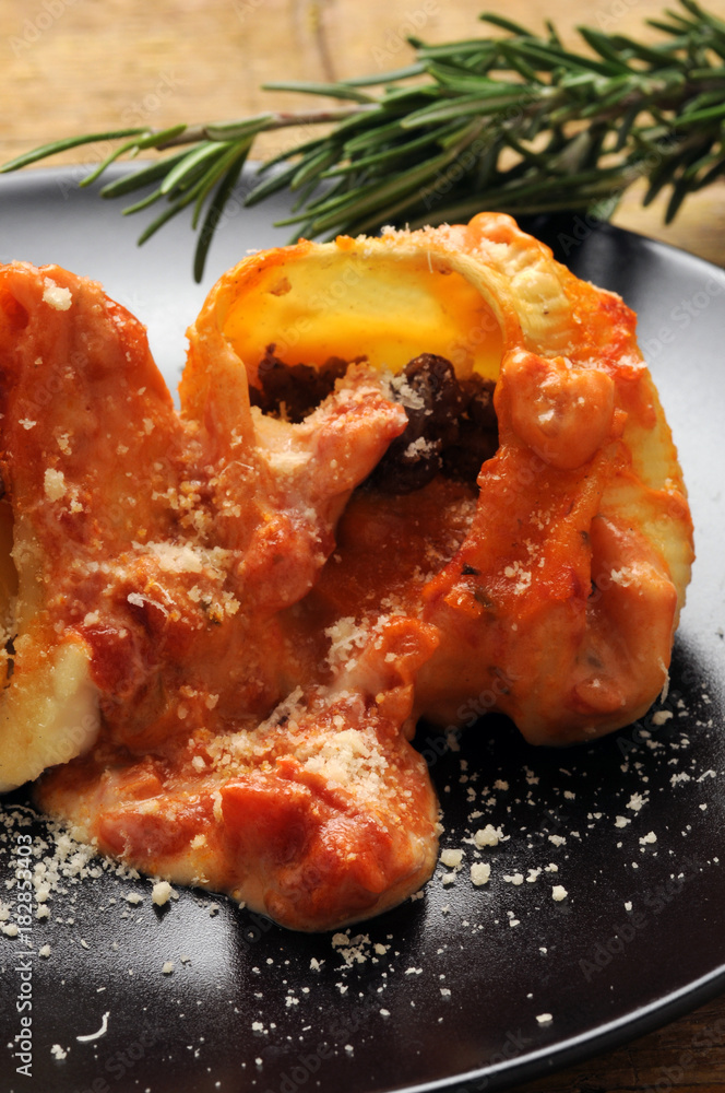 Foto de Pasta ripiena al forno Baked pasta Cuit au four de pâtes ...