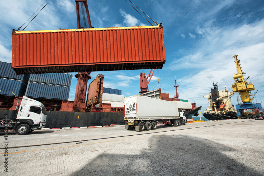 Fotografia do Stock: containers unit supply by the trailer in lifting ...
