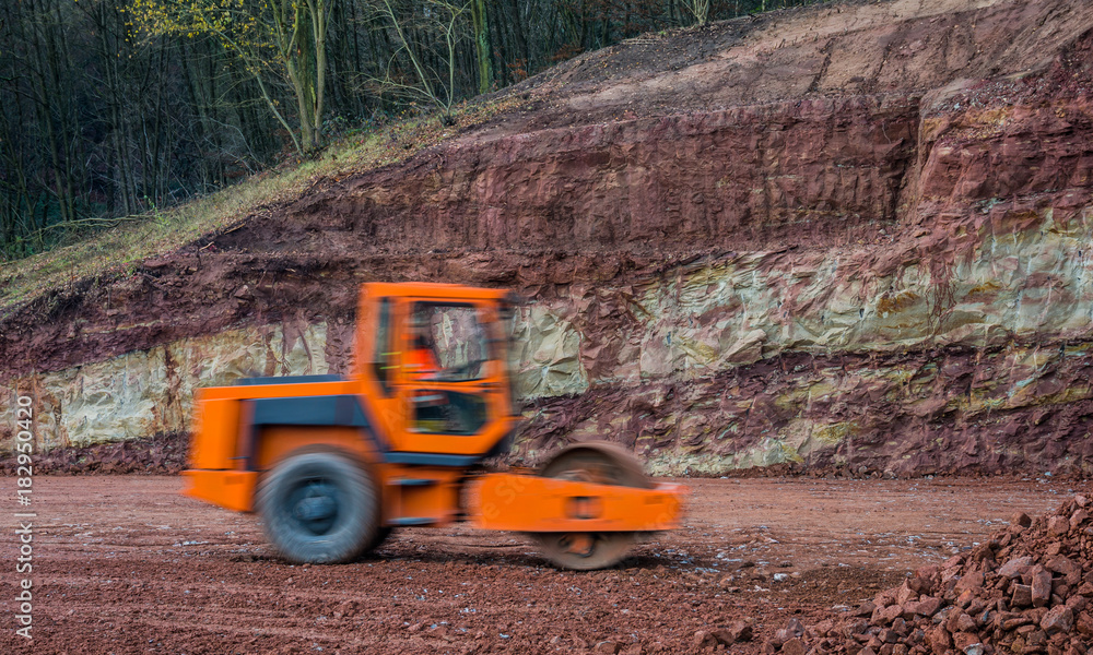 Großbaustelle Erdbau Tiefbau Walze Walzenzug zum Verdichten im Einsatz ...