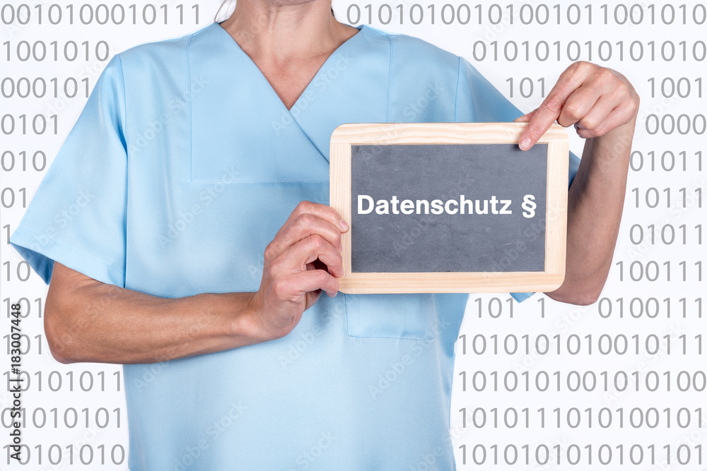 Arzt mit Tafel zum Datenschutz in der Arztpraxis oder Krankenhaus Stock-Foto | Adobe Stock