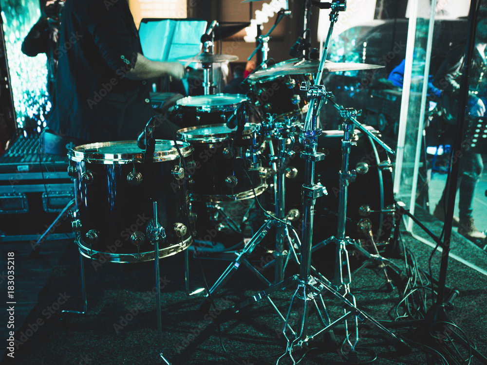 Foto de Professional drum set on stage. Outdoor autumn rock music ...