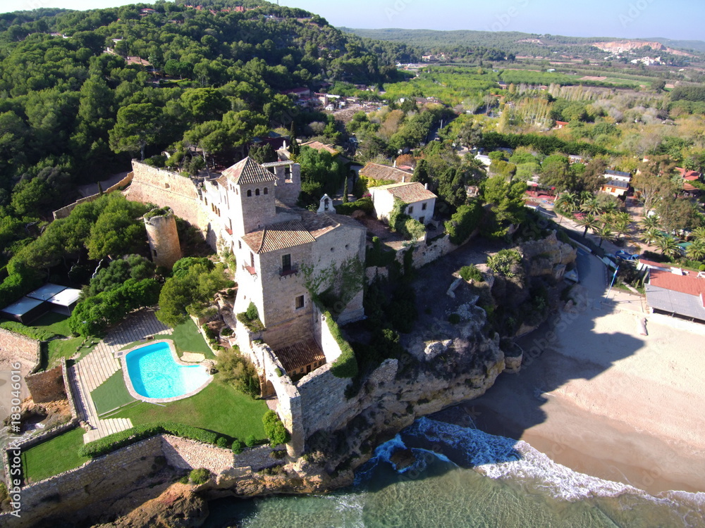 El castillo de Tamarit, de estilo románico, está situado sobre un ...