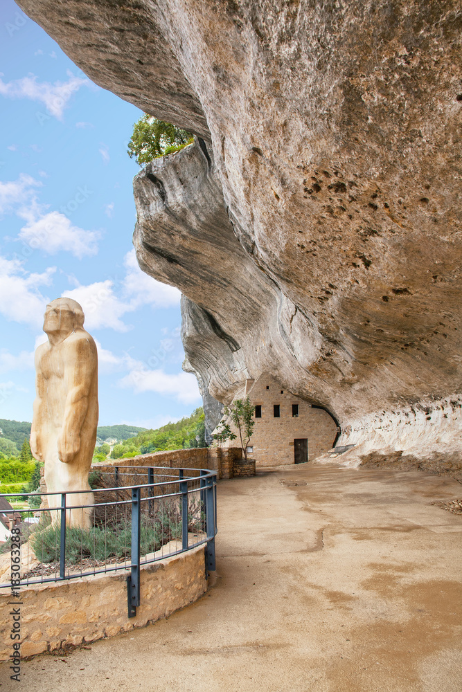 Les Eyzies de Tayac. Statue de l'homme de cro-magnon sur le chemin qui ...