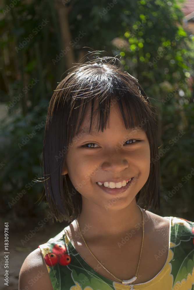 髪を切ったあと カンボジア少女 Stock 写真 Adobe Stock