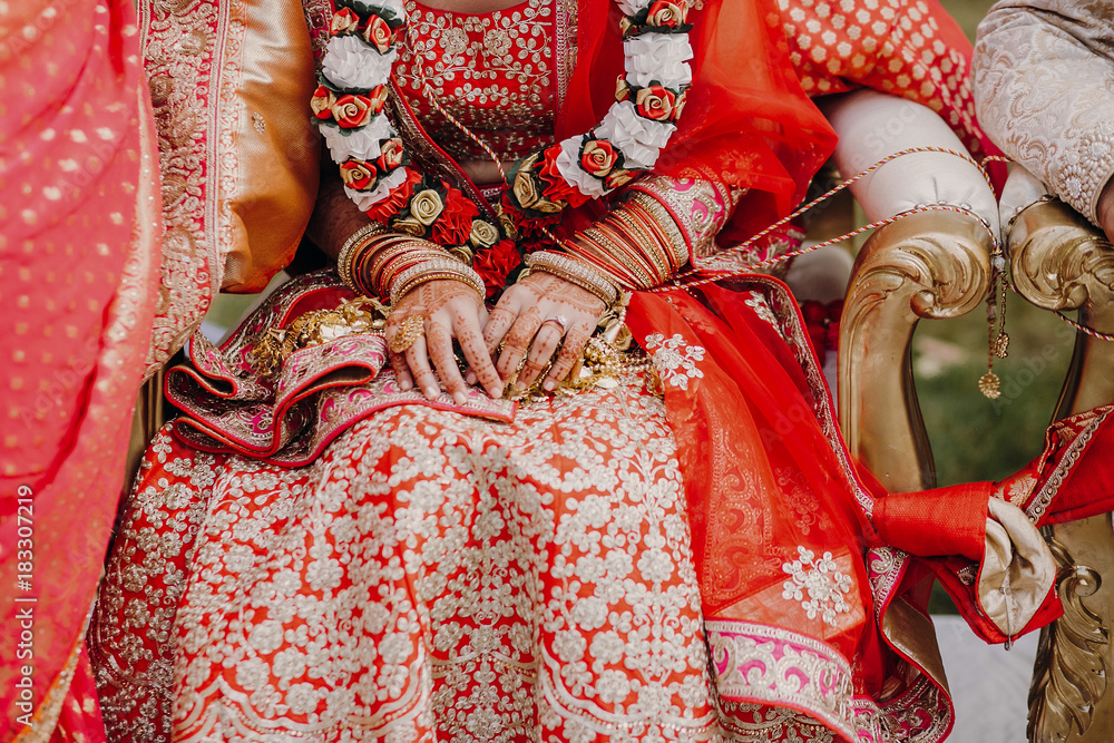 Stunning Indian bride dressed in Hindu traditional wedding clothes ...