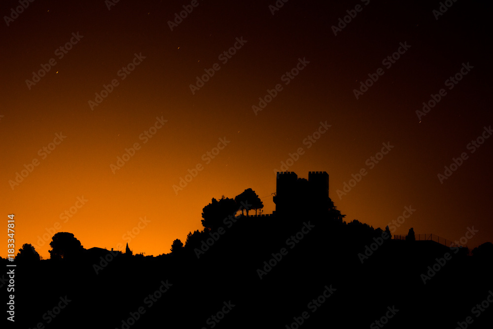 Silueta de castillo de nocche Stock Photo | Adobe Stock