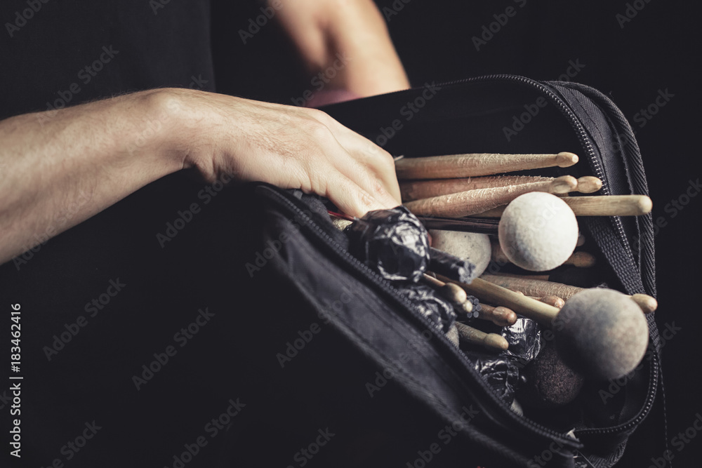 Hand greift in offene Schlagzeug Stocktasche Stock-Foto | Adobe Stock
