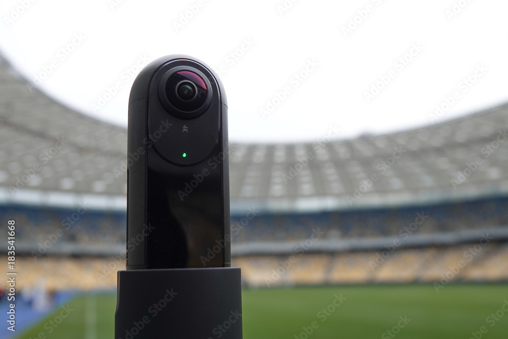 The camera that shoots 360 degrees in the background of the stadium ...