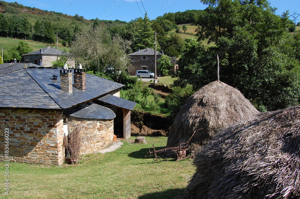 Asturias, España. Aldea rural con pajares y techos de pizarra. Rural ...