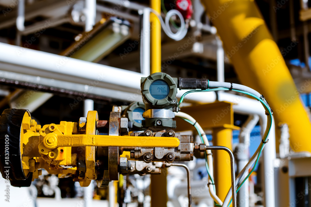 Pressure transmitter in oil and gas process, Send signal to controller ...