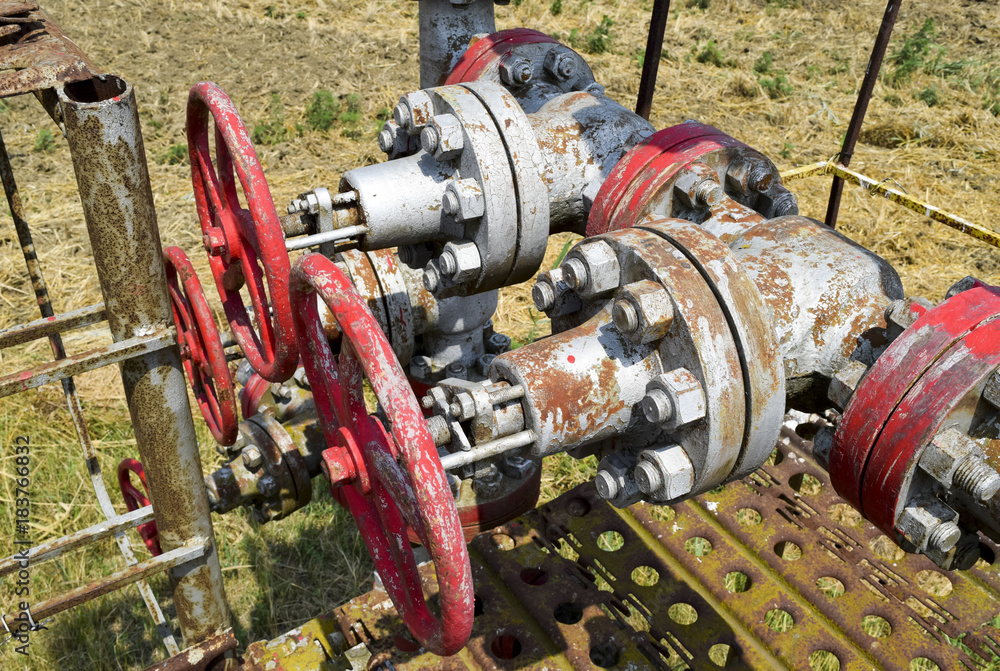 Manual shut-off valve on oil well. Oil well wellhead equipment. ภาพถ่าย ...