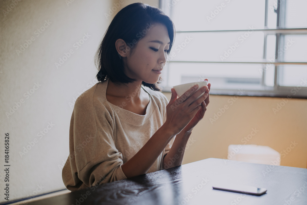 Beautiful japanese woman, lifestyle moments in a traditional apartment ...