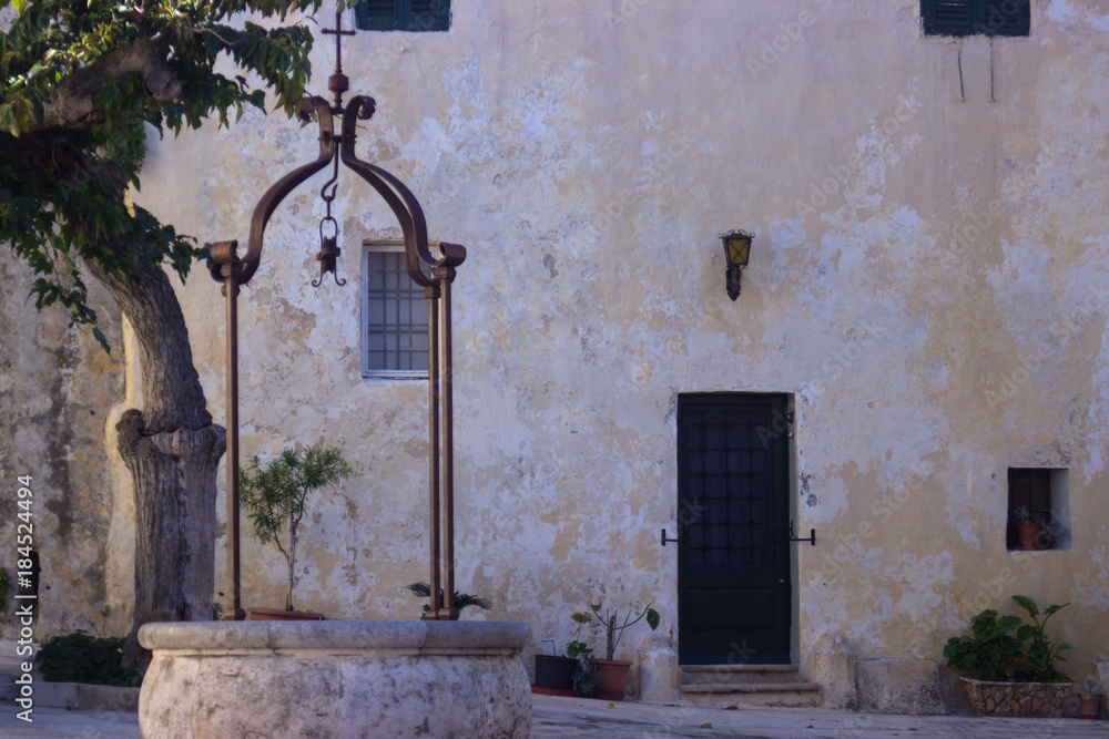 Romantischer Dorfbrunnen auf einem Platz in Rabat auf Malta Stock Photo ...