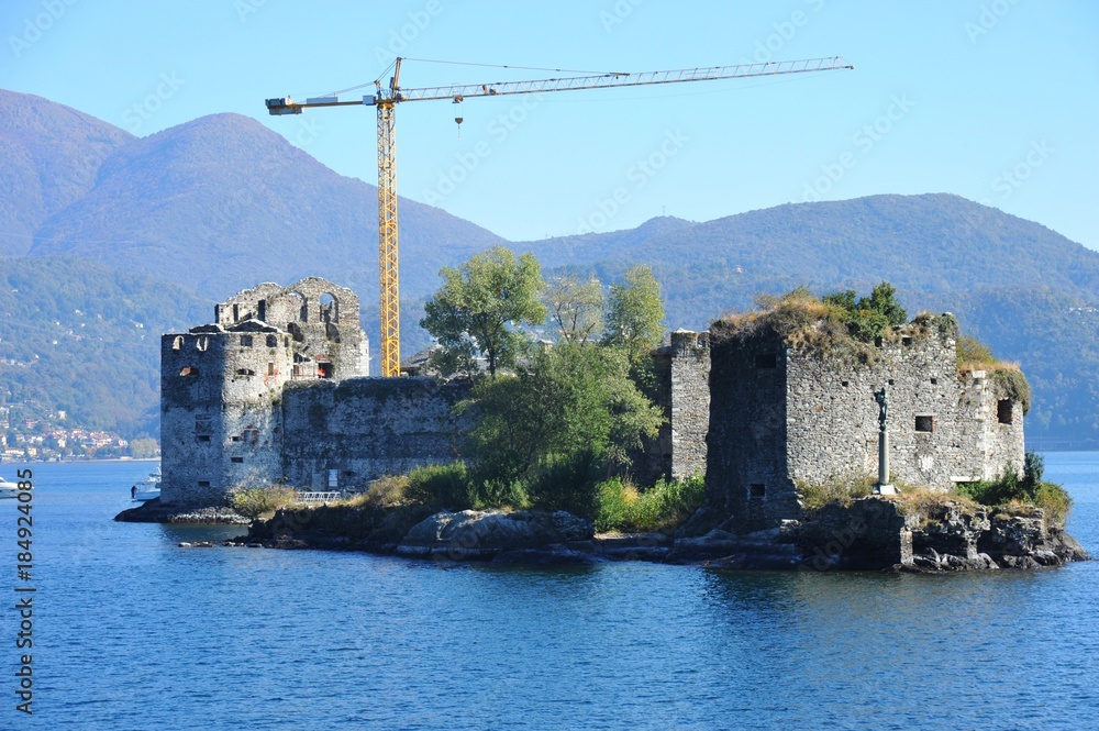 Die historische Festung Castello di Cannero wurde auf einen Inselfelsen ...