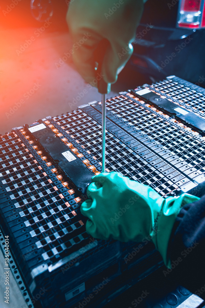 Charging the batteries of the elecric motor. Disassembling the battery ...