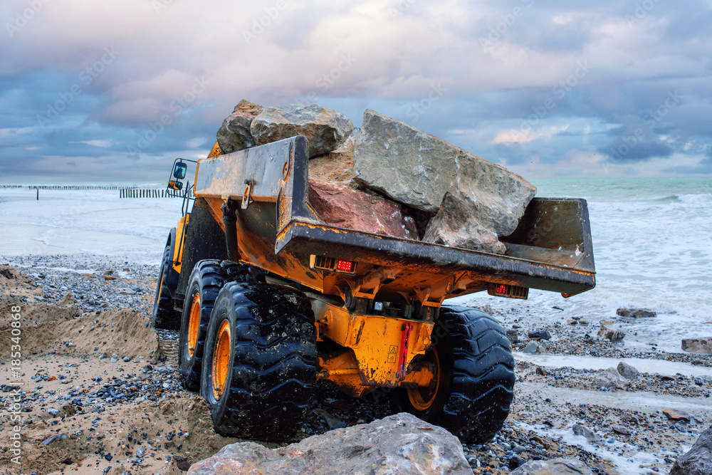 camion de chantier plein de rocher Stock Photo | Adobe Stock