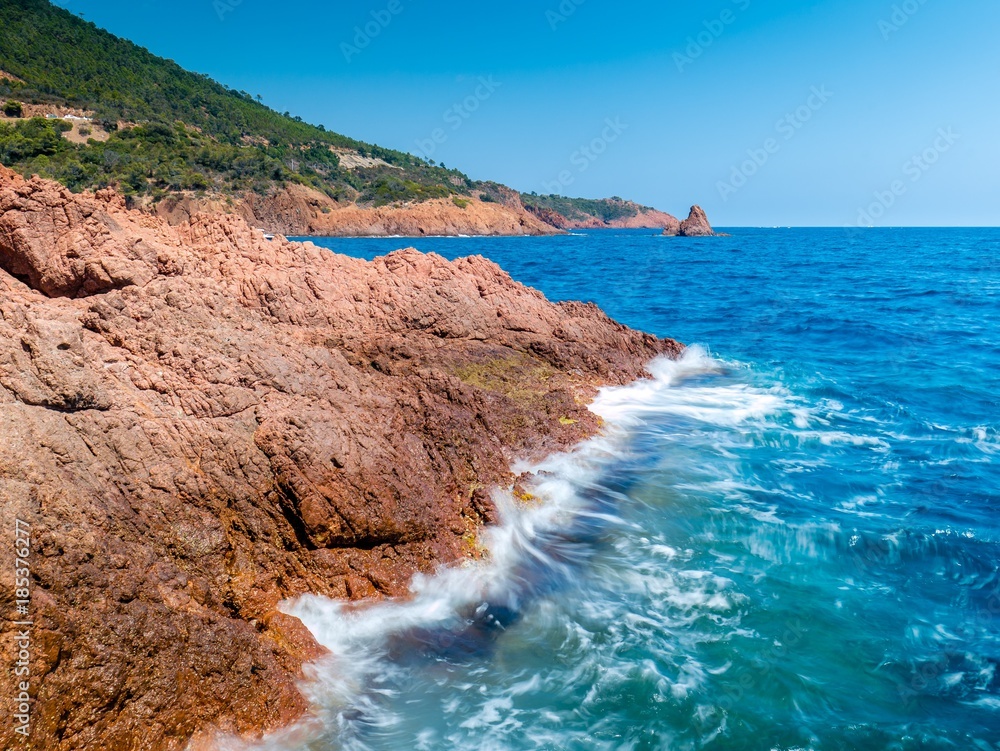 Roches rouges de l'Esterel se jettant dans la médirranée Stock Photo ...