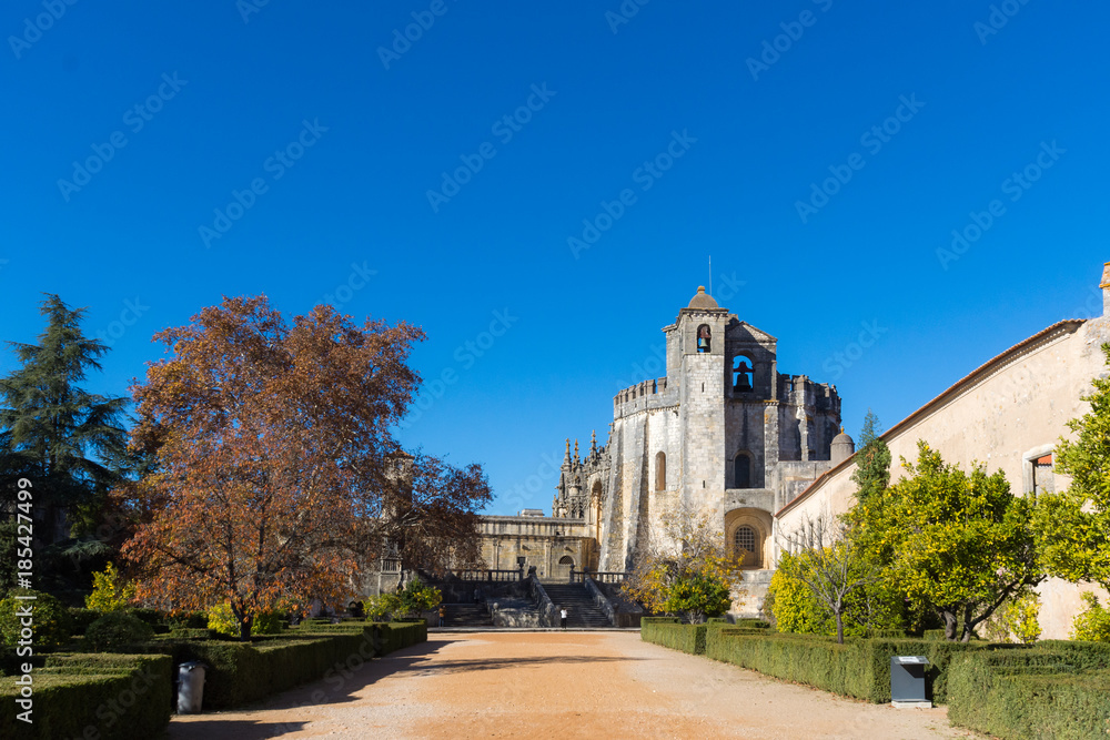 Castelo de Tomar e Convento de Cristo, na cidade de Tomar, Portugal ...