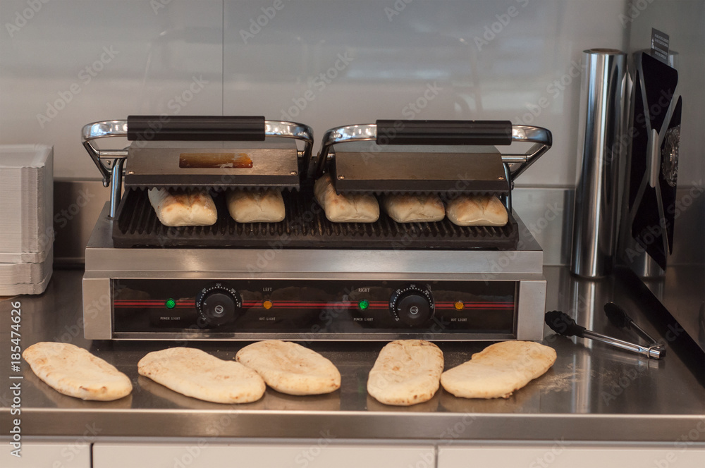 four à panini dans un restaurant italien Stock-Foto | Adobe Stock