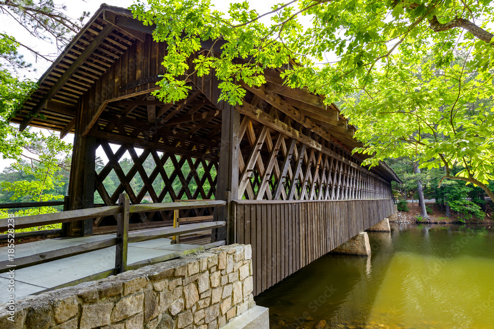 Foto de Covered Wood Bridge - A close-up side view of a century old ...