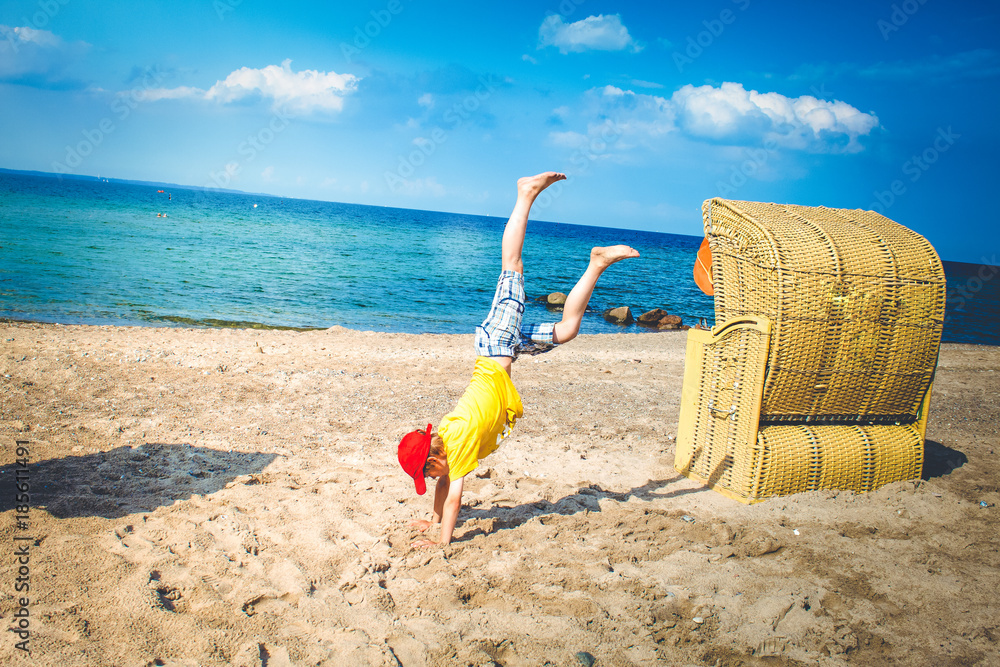 Junge macht Handstand am Strand in Deutschland künstlerisch Stock Photo ...