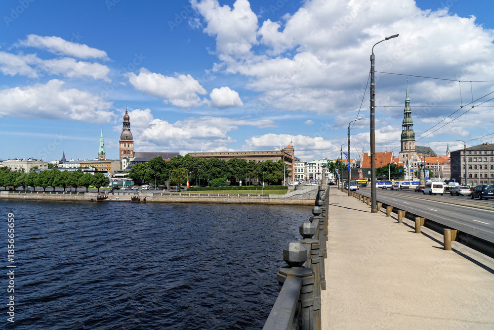 Blick auf Dom und Petri-Kirche in Riga von der Akmens Brücke, Lettland ...