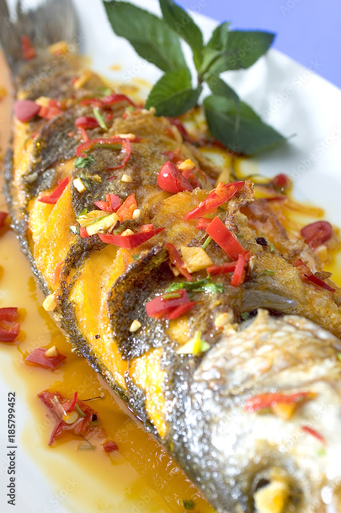 Pla chup paeng Thot (pescado rebozado frito con salsa especial) Stock ...