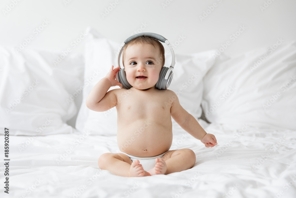 happy baby listening to music with headphones 스톡 사진 | Adobe Stock