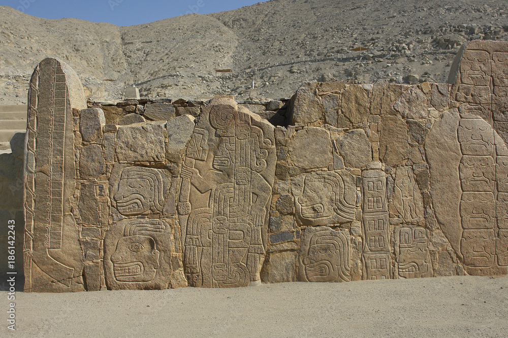Stockfoto Cerro Sechin temple with reliefs representing "warrior ...