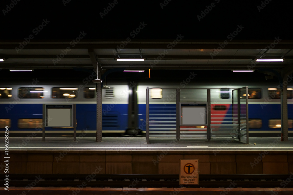 Bahnsteig mit vorbeifahrendem Zug / Der Bahnsteig des Bahnhofes ...