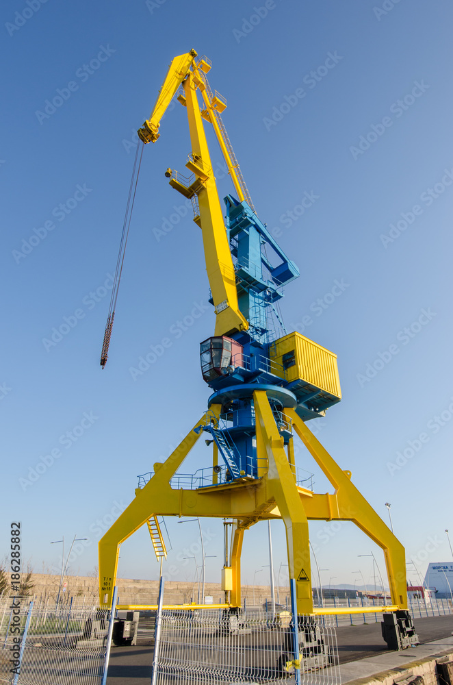 Large cranes working to unload a cargo ship in the dock Stock Photo ...