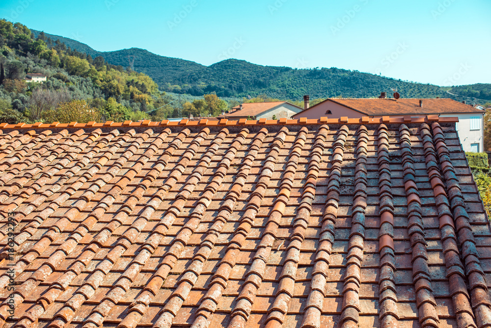 Tetto a falde, tegole, copertura in cotto toscano coppi Stock Photo ...
