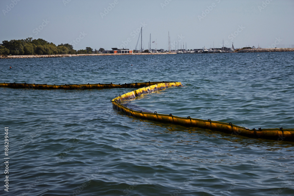 Foto de Floating barrier to stop pollution from oil spillage, Elliniko ...