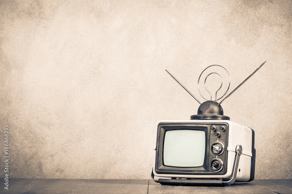 Retro old TV set receiver on table front textured concrete wall ...