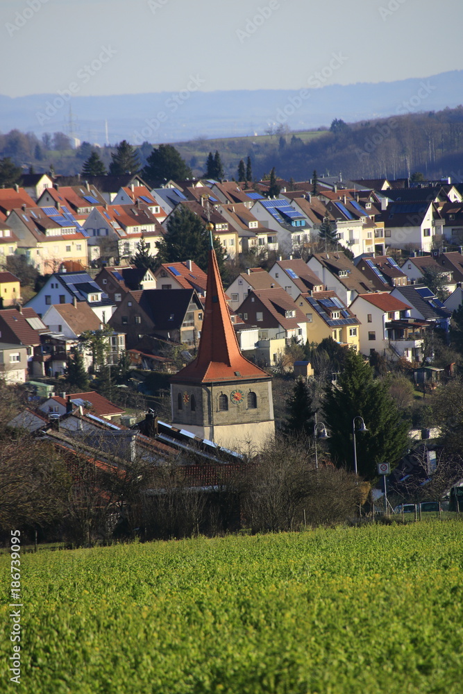 Blick auf die Gemeinde Weissach mit seinem historischen Kirchturm ...
