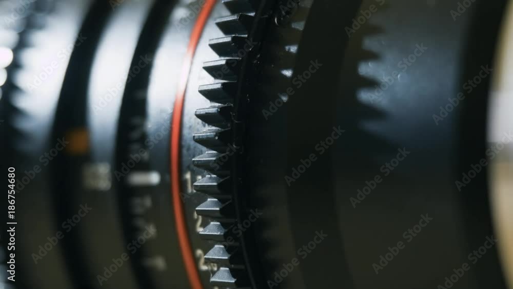 Smooth and beautiful movement of the professional prime lens. The black ...