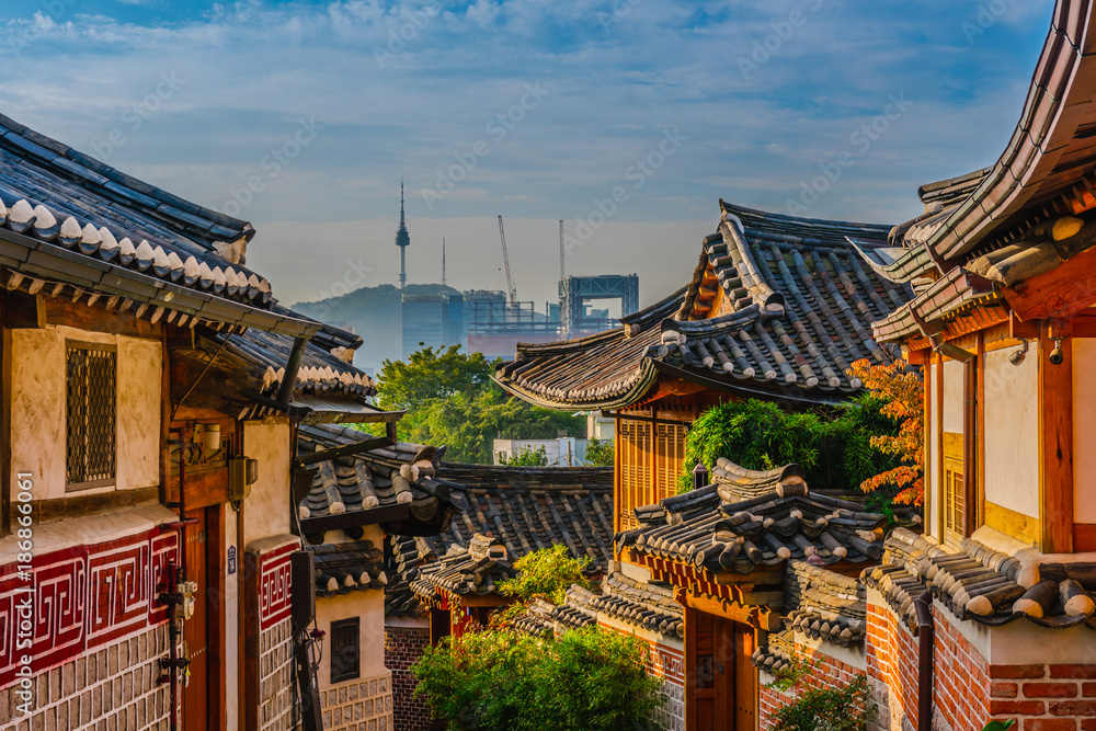 Foto de Bukchon Hanok Village in Seoul, South Korea do Stock | Adobe Stock