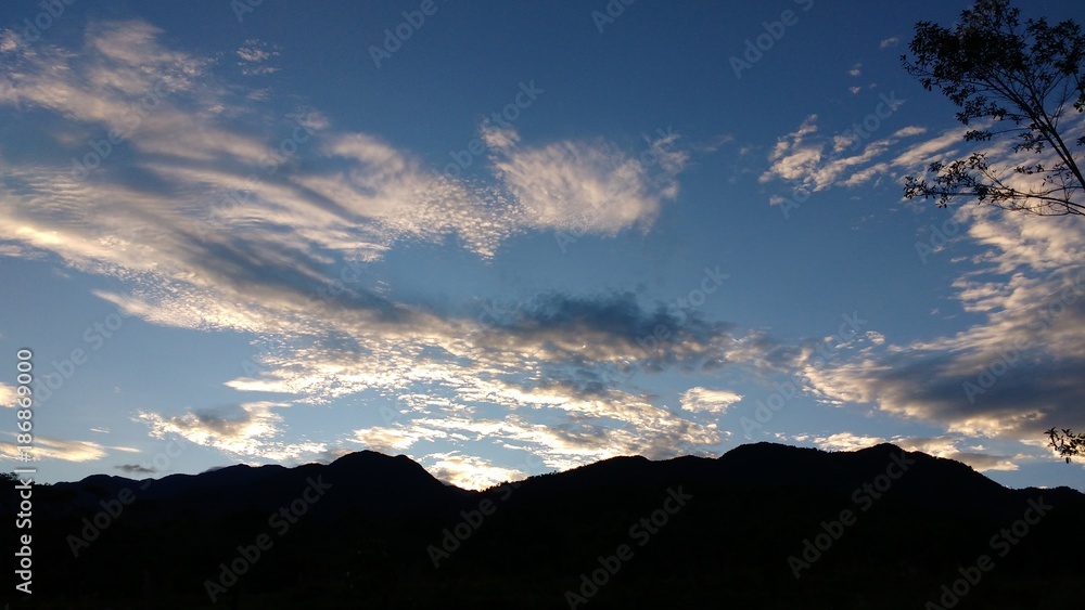 Atardecer y silueta de montañas. inmediatamente después de ocultarse el ... Atardecer y silueta de montañas. inmediatamente después de ocultarse el ...