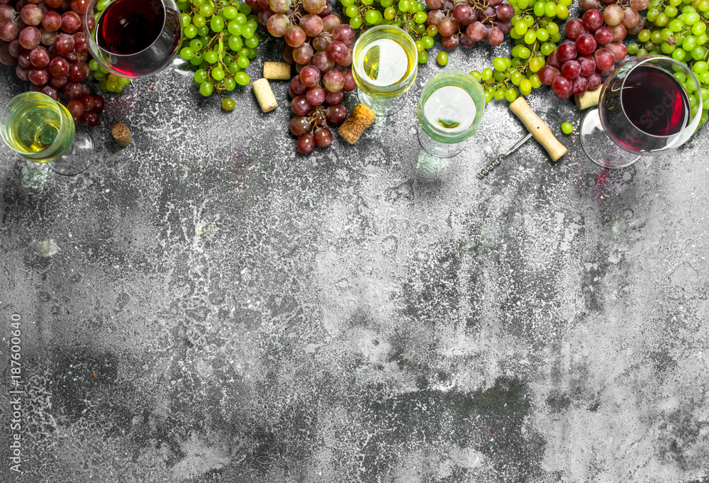 Wine background. Red and white wine from fresh grapes. Stock-Foto ...