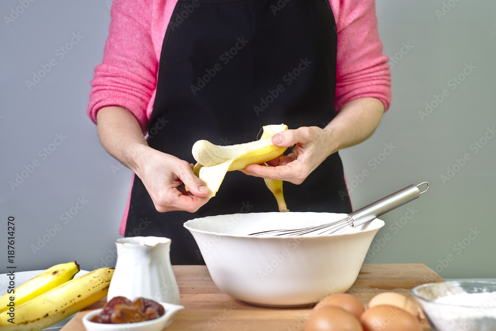 Mujer haciendo un postre casero con plátano Stock Photo | Adobe Stock