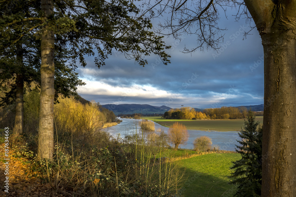 Foto de Weser bei Hochwasser do Stock | Adobe Stock