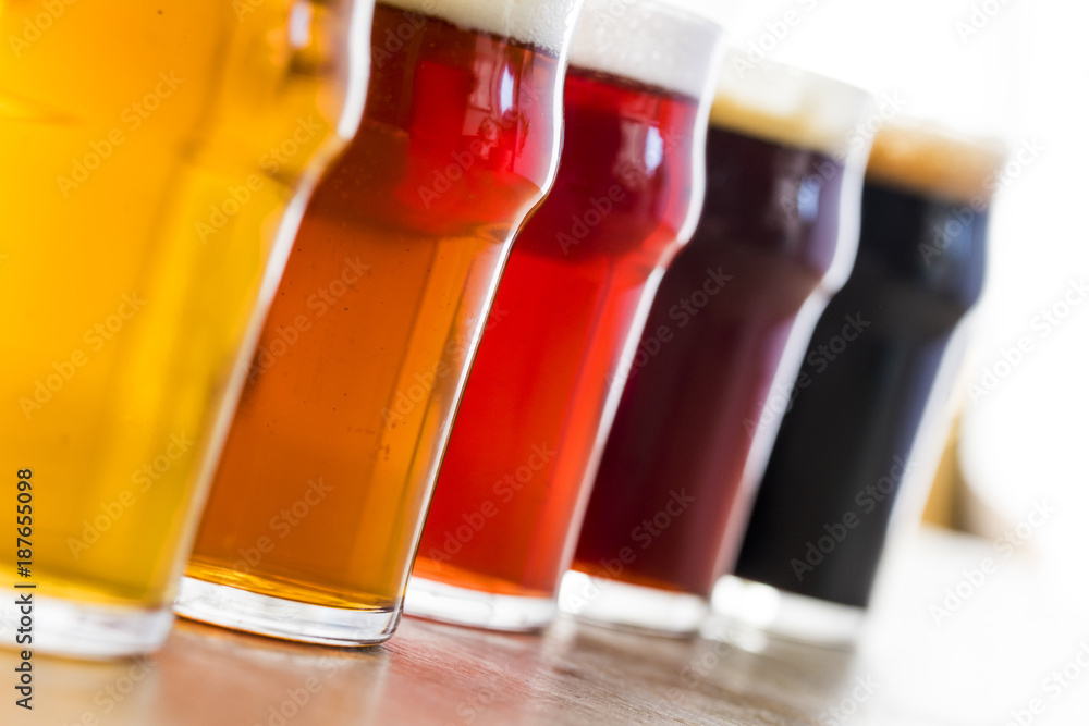 Colección de cervezas con diferentes sabores y colores Stock Photo ...