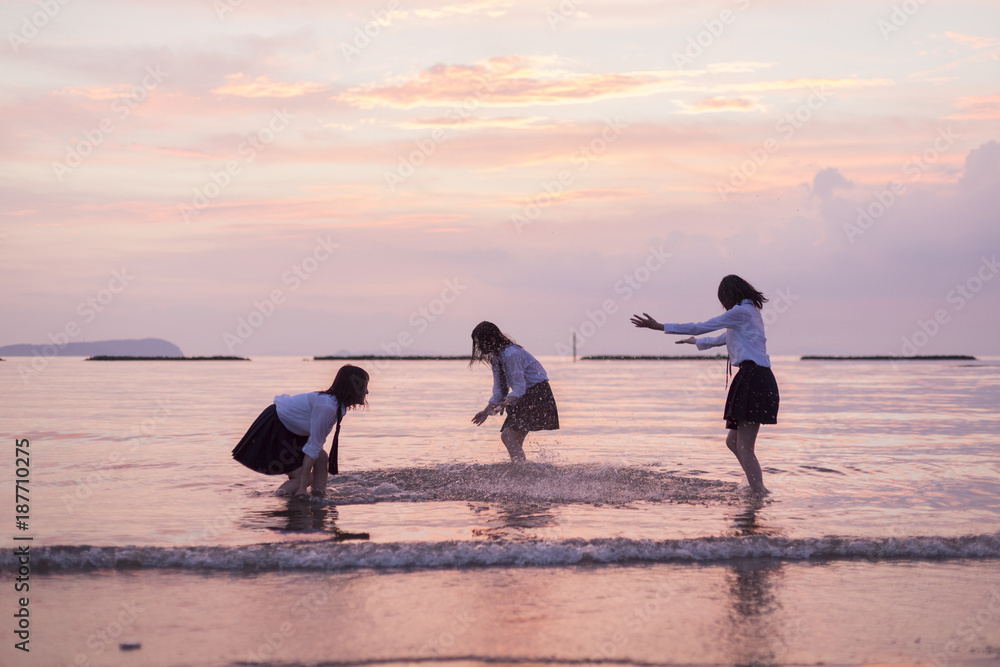夕焼けの海と女子高生 Stock 写真 Adobe Stock