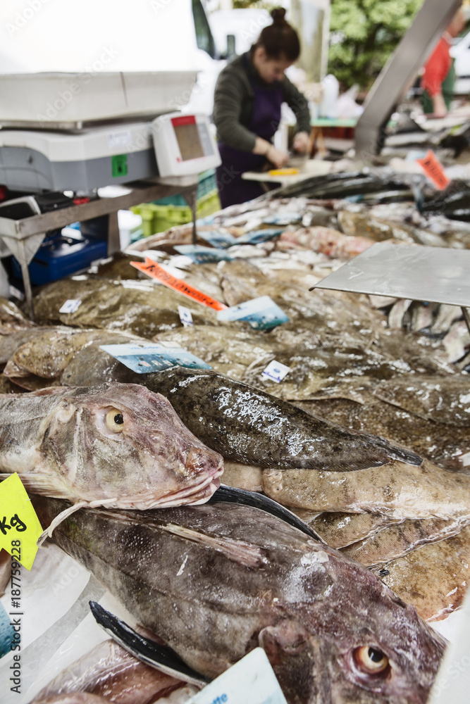 Wochenmarkt, Fischmarkt, Marktstand mit Fisch und Meeresfrüchten ...